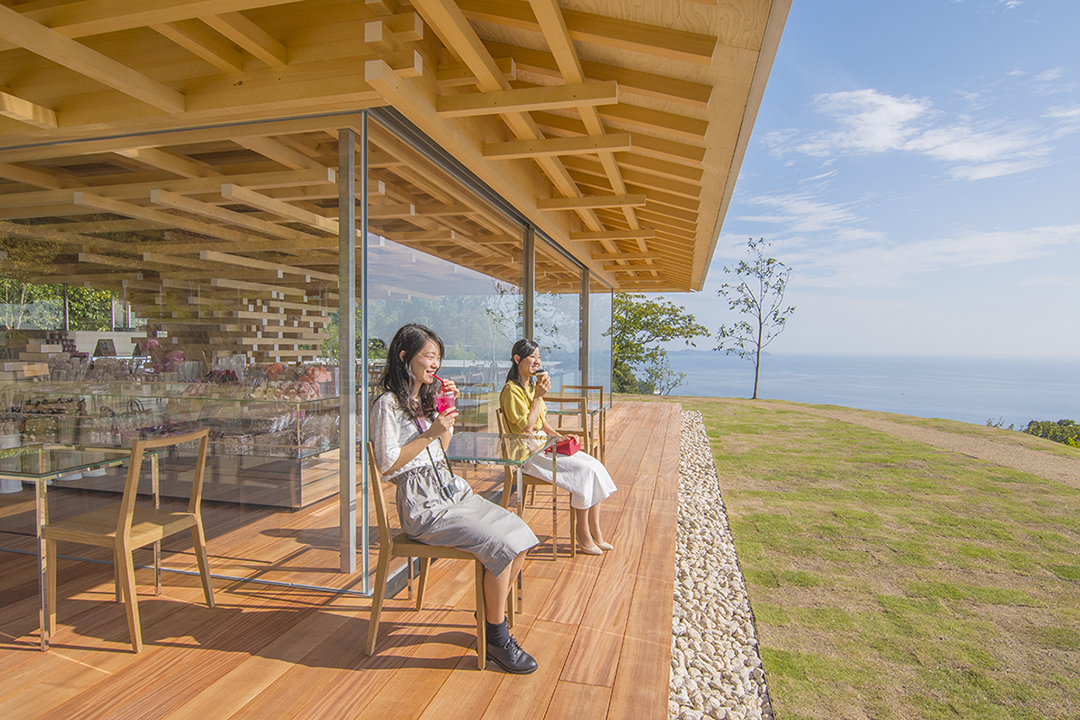 【静岡】熱海にあるローズガーデンの中の絶景カフェ「COEDA HOUSE」…太平洋を眺めながらローズの香りのスイーツなど。隈研吾さん設計 ...